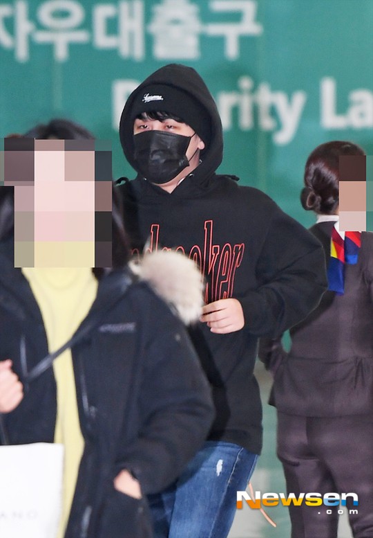 Seungri Runs Away From Reporters At The Airport Netizens React Allkpop