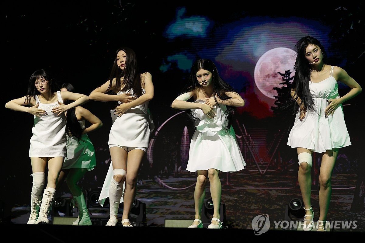 EVERGLOW Presents an Overwhelming Stage at the Release Showcase of ...