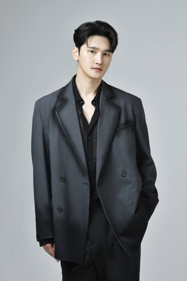 Singer An Jiwan is receiving a lot of attention from music fans as he ...