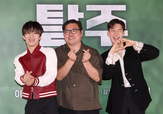 Lee JeHoon and Koo KyoHwan's Thrilling Chase in the Movie 'Runaway ...