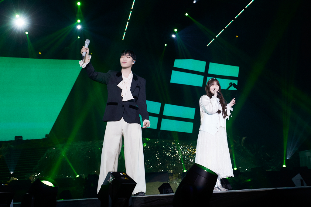 AKMU Celebrates 10th Anniversary with Spectacular Guest IU Performance ...