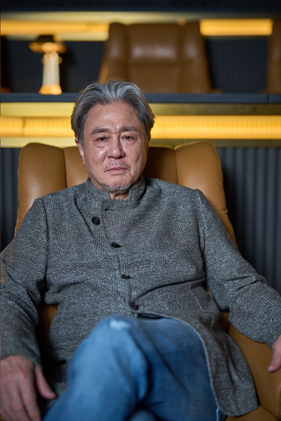 Choi MinSik praised the performances of Kim GoEun and Lee DoHyun in 'Exhuma' - Kpopmap