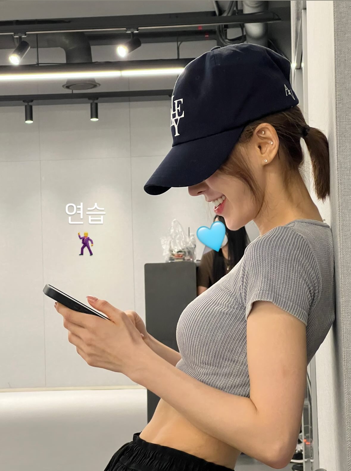 Red Velvet Wendy Captivates Fans by Revealing Abs During Workout ...