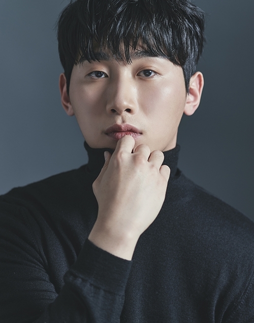 This spring, newcomer Yoo SungYong steps into a new challenge in the ...