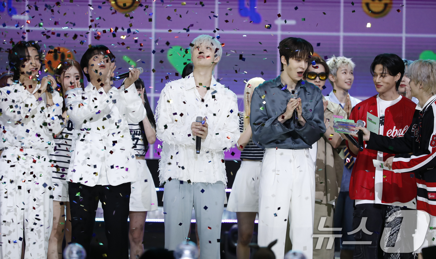 ATEEZ, Fans Thankful for 1st Place on SBS M 'The Show' - Discover ...