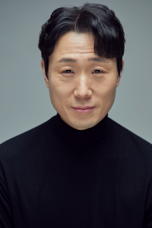 Actor Shin Moon-sung is set to transform into another unique and ...